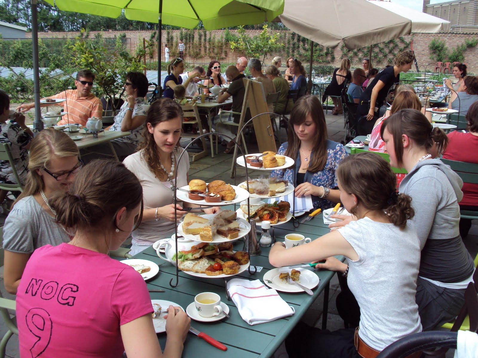 Wilbrink's wondere wereld: High tea bij Villa Augustus