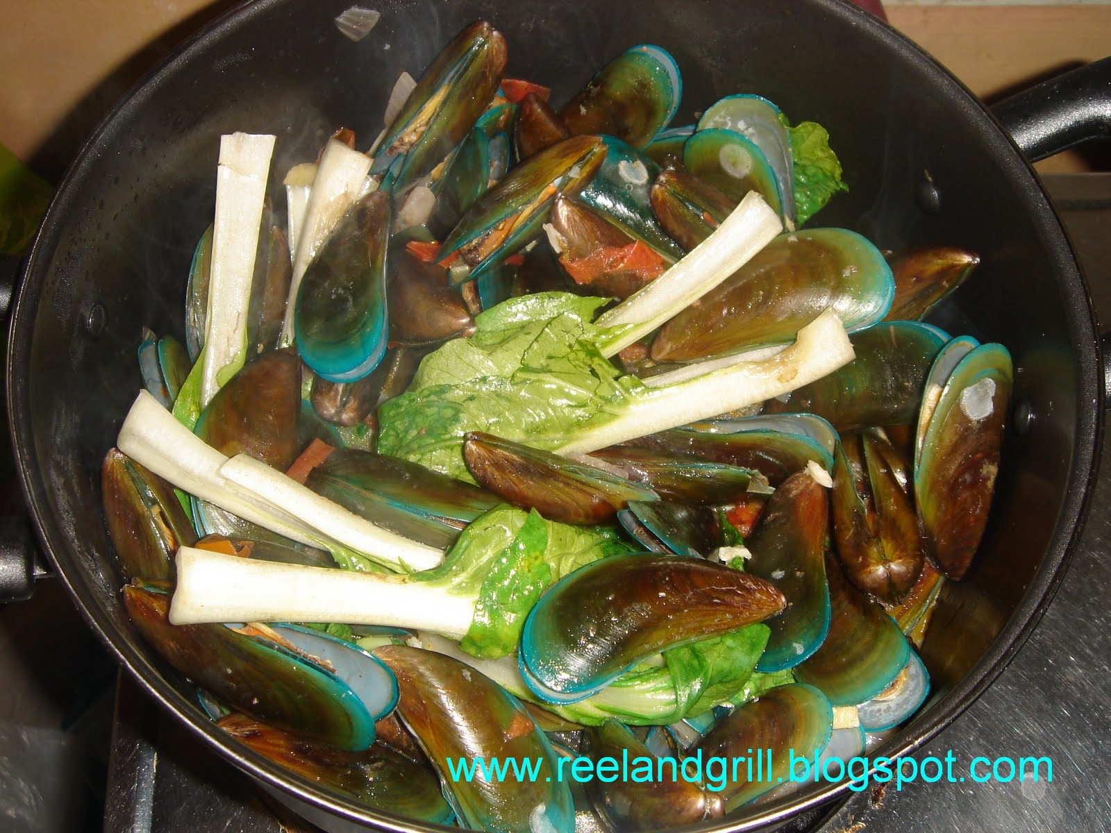 Reel and Grill: Ginisang Tahong (Sauteed Asian Green Mussels)