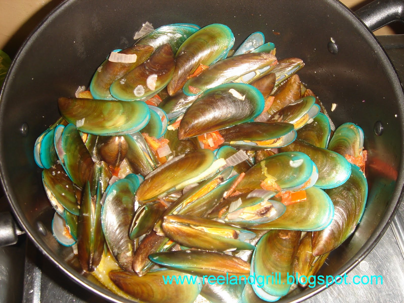 Reel and Grill: Ginisang Tahong (Sauteed Asian Green Mussels)