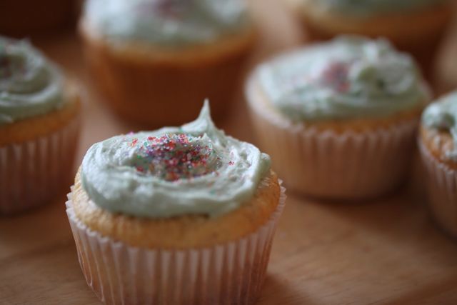 Yummy Supper : Cupcakes with Buttercream Frosting