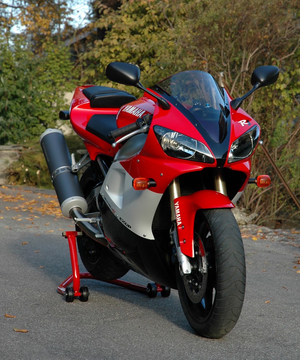 custom-2001-yamaha-r1-wallpaper-for-desktop