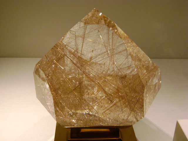 CRISTALE-GEODE-MINERALE: CUART RUTILAT