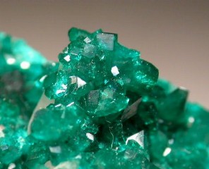 CRISTALE-GEODE-MINERALE: DIOPTAZ