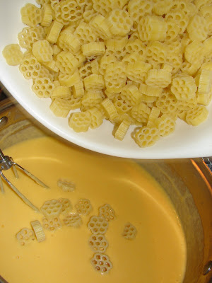 Nummy Kitchen: Macaroni and Cheese with Flower Pasta for Spring