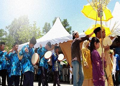 TENGKOLOK HITAM: Kompang...