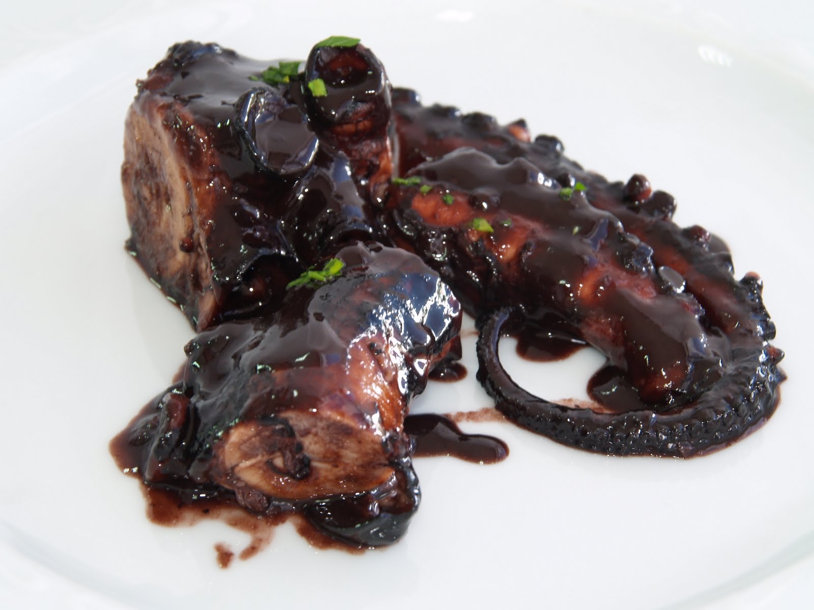 Pulpo asado con vino y cerveza.