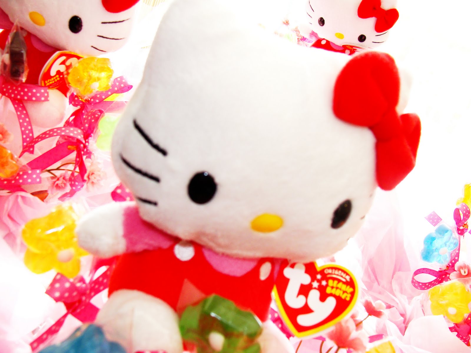 Finest Expressions: Hello Kitty Candy Bouquet Centre Pieces