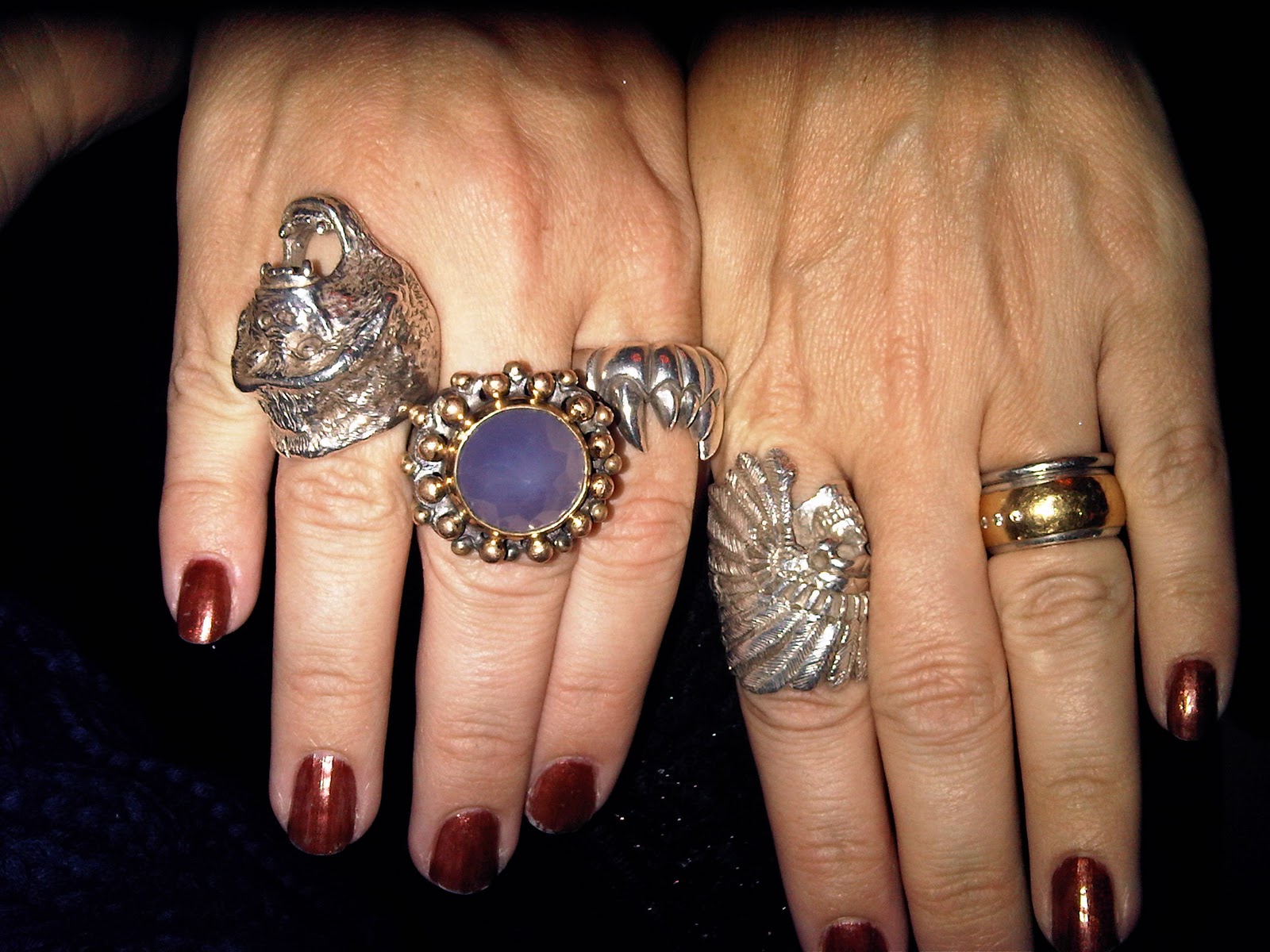 Seamless: bling fingers.