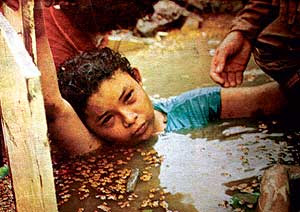 World: Omayra Sánchez - She was trapped for 3 days in water, concrete ...