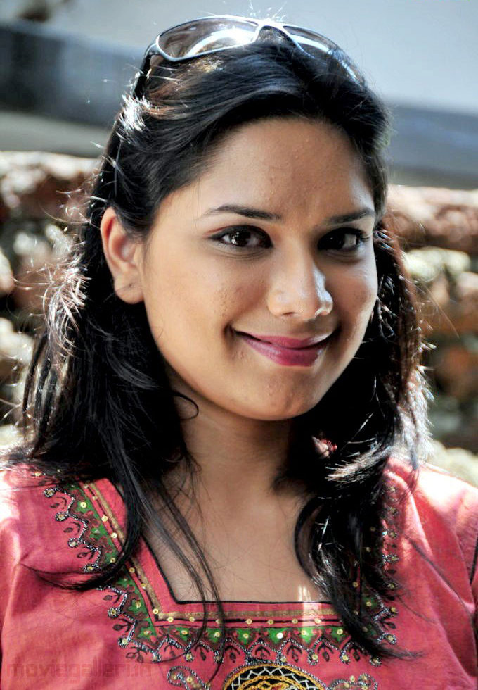 test: Gayatri Rao New Stills, Gayatri Rao Hot Photo Gallery