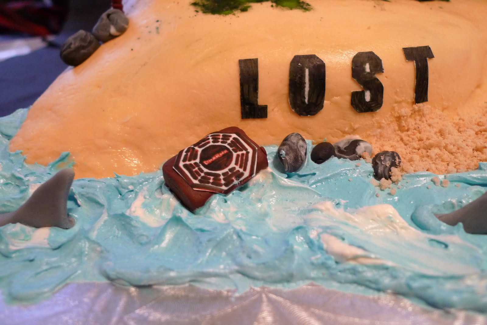 Cakebee: Destiny calls for a LOST cake...