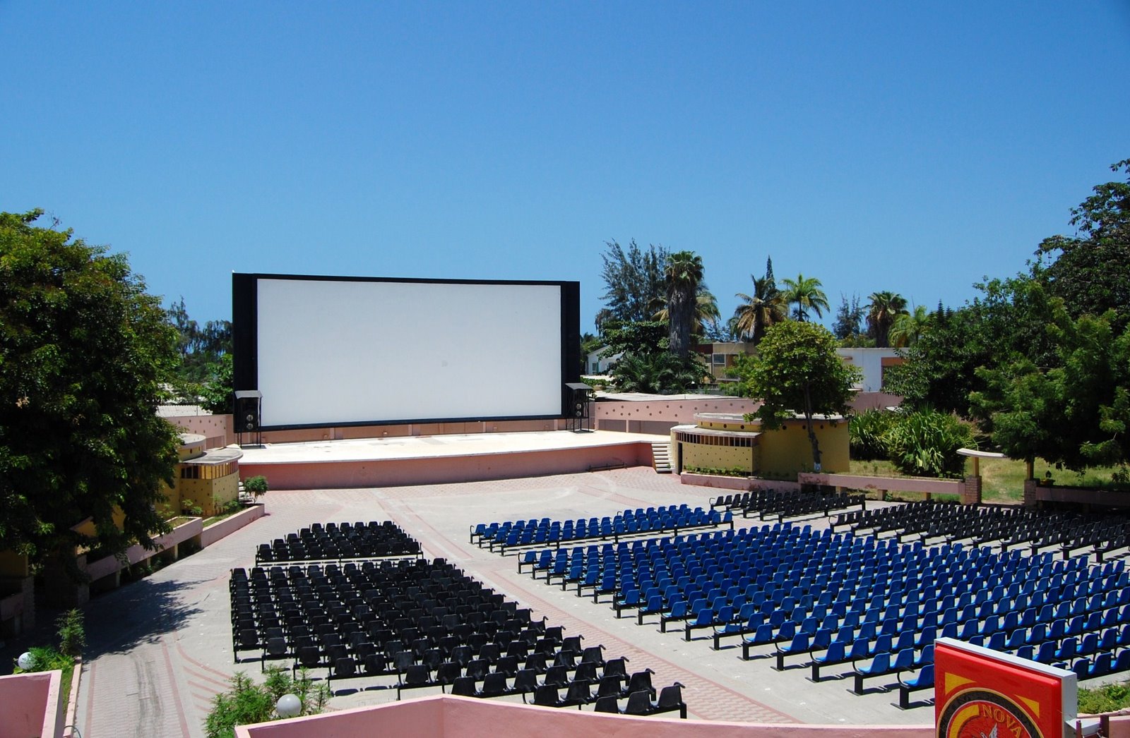 CNN Report: Marvellous old cinemas of Angola - Antigos cinemas em ...