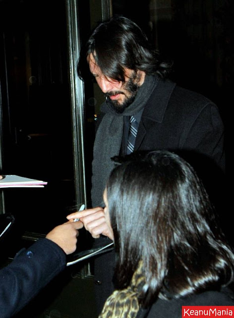 KEANEWS: Keanu Reeves seen with his coat and his hat back to his hotel ...