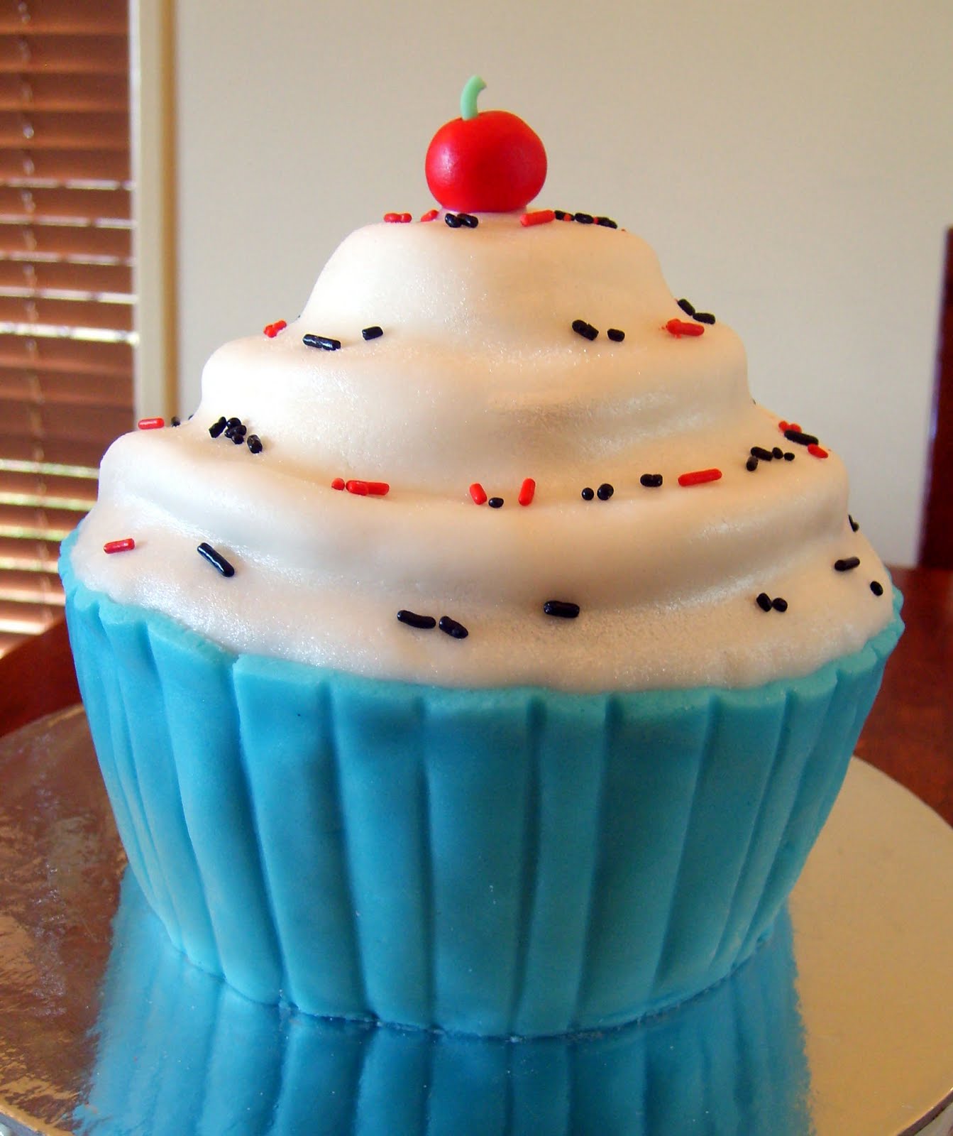 caketopia-giant-cupcake-cake