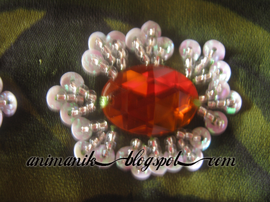 Sulaman Manik dan Labuci: Manik corak butang