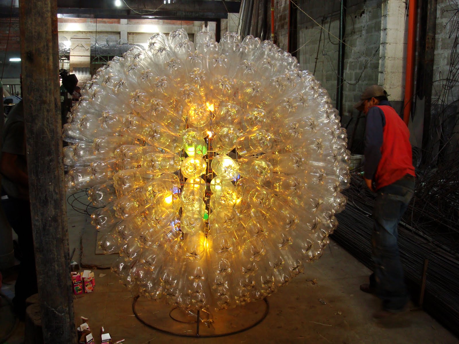 interior137 arquitectos: esferas de material reciclado