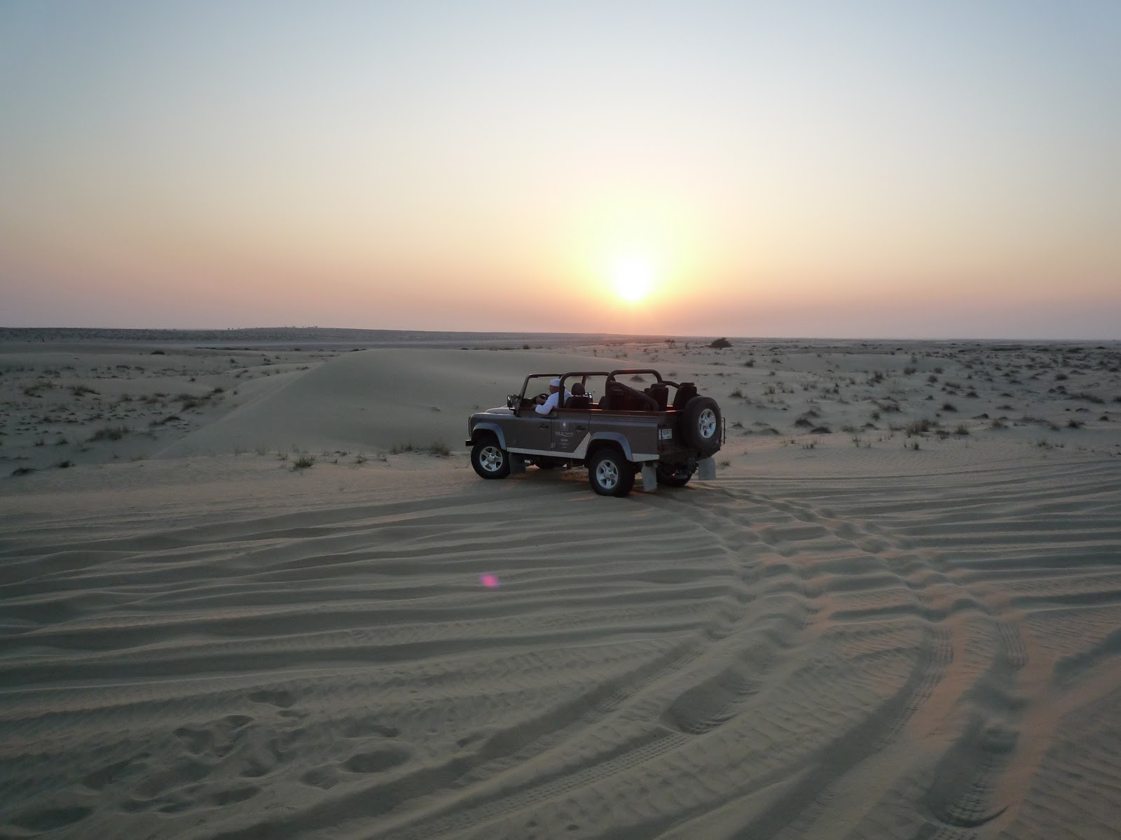 NORTH TRAVELLER: DUBAI / DESERT JEEP RIDE