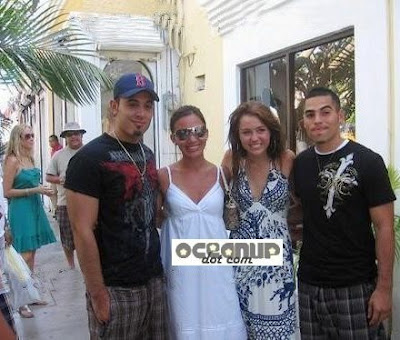 HOLLYWOOD WORLD - CULTURA POP: Miley en las playas Mexicanas