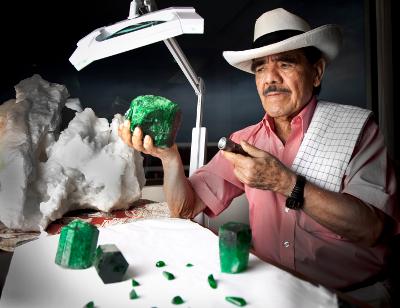JEKARI: Carranza muestra su esmeralda, la más grande del mundo