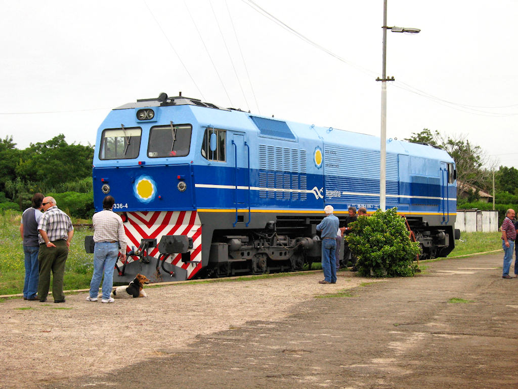 Trenes Argentinos: Las 319 y una formación TALGO IV por Chascomús