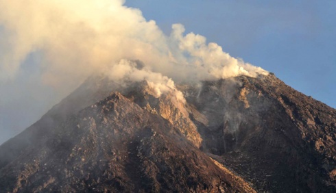 GEOGRAFI KITA-KITA: Gunung merapi meletus, mbah Marijan meninggal