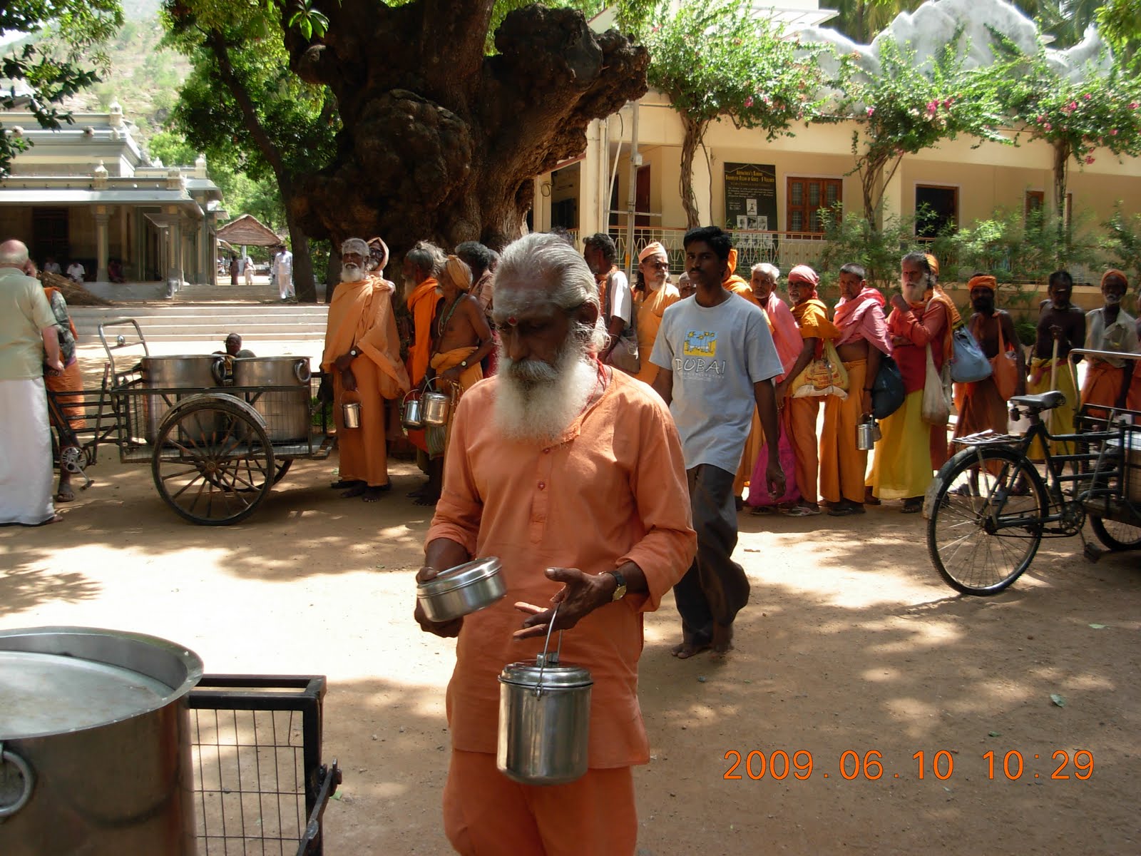 TAO NEWS: The Art of Giving: Anna Daana - Gyaan Daana
