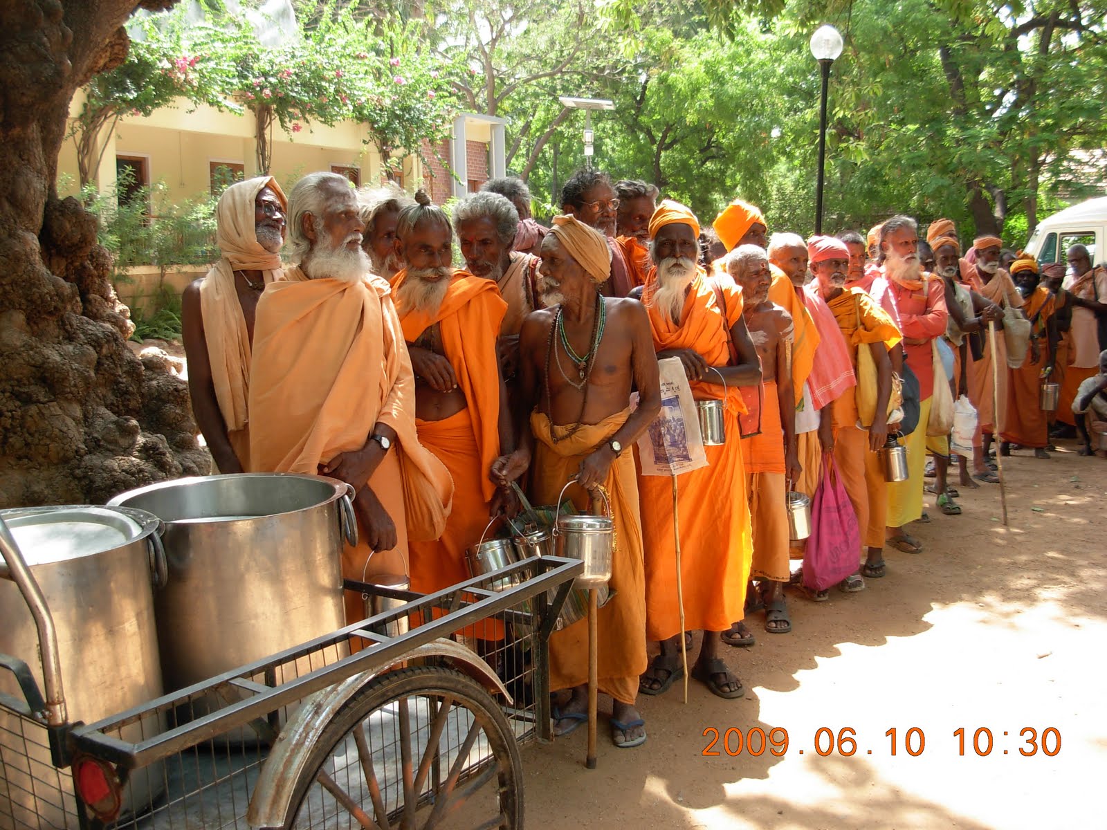 TAO NEWS: The Art of Giving: Anna Daana - Gyaan Daana