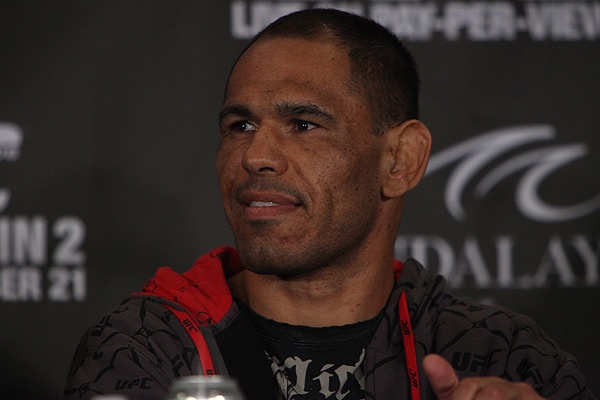 ACESSE O SITE: WWW.MMASUL.COM.BR: Minotouro toma sufoco, mas vence no ...