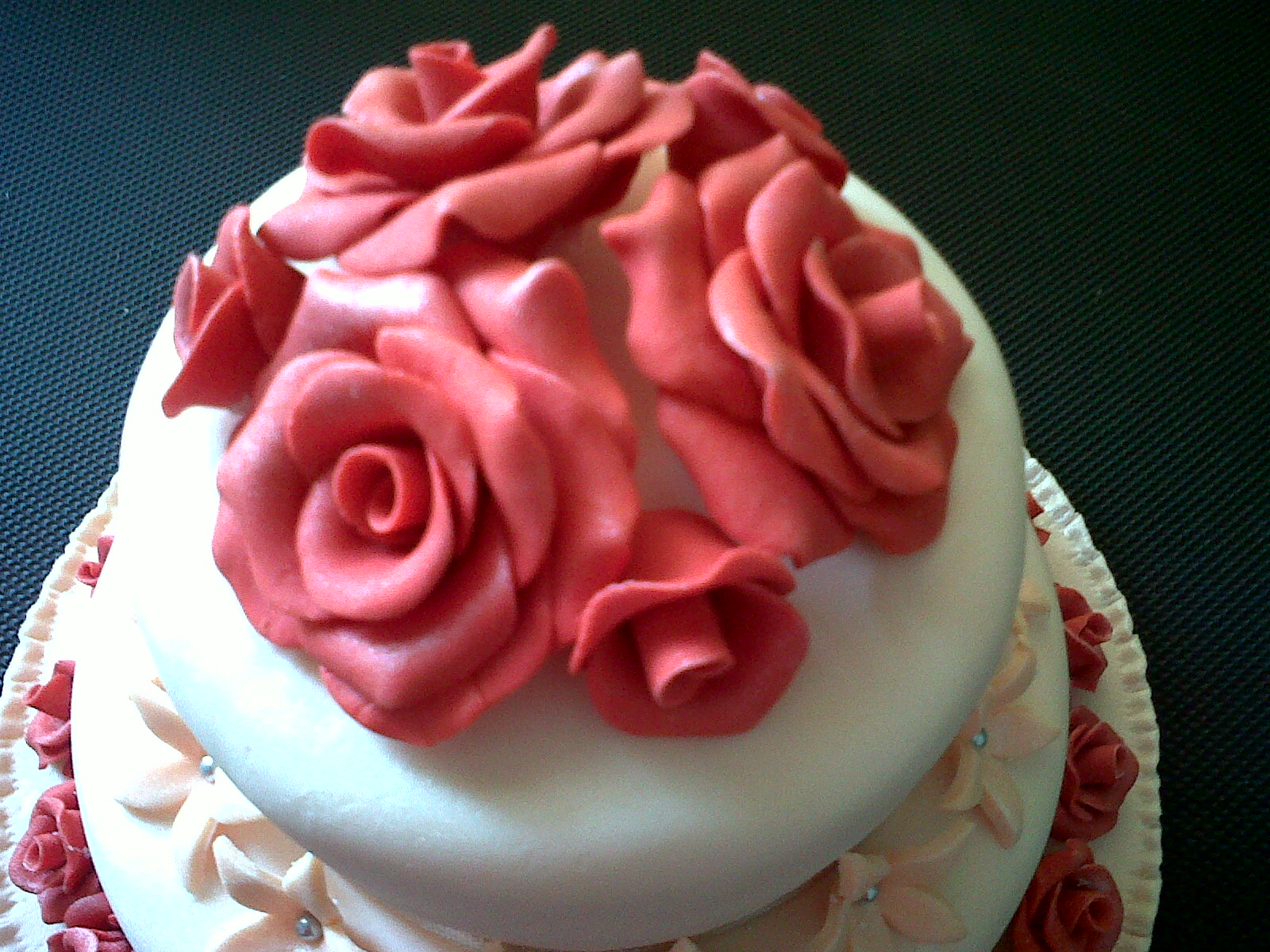 fadeliciouscakes: Fondant Cakes - Theme Red and Silver