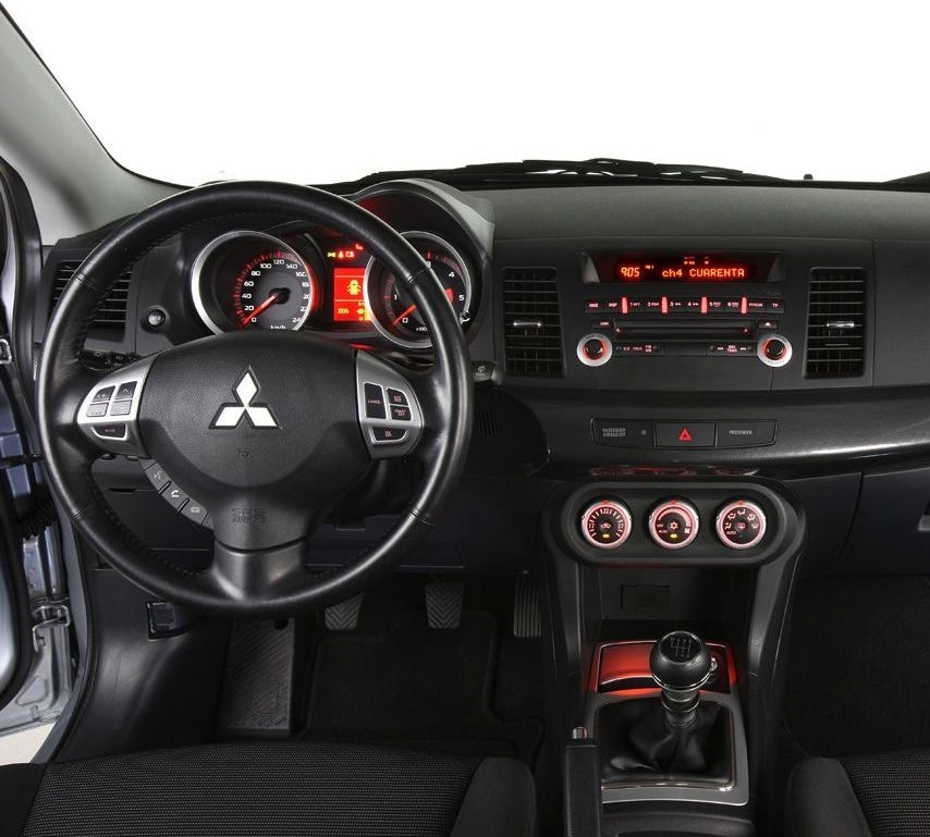 Mitsubishi Lancer 1.8 DI-D Sport Sedan - COCKPIT AUTOMÓVEL