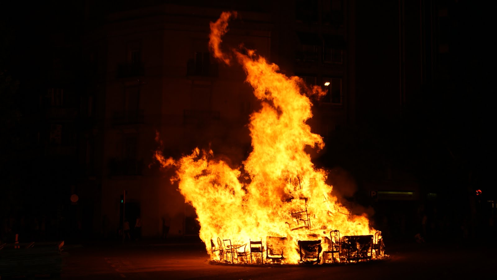 Tot Barcelona: Quemando "cosas" en la verbena de Sant Joan