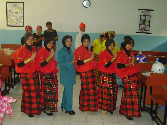 Foto Tarian Khas Suku Bugis Makassar Tari Bosara