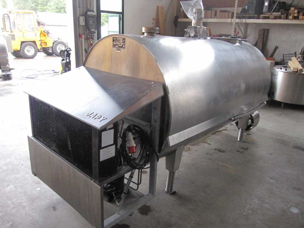 VACI DIN IMPORT: TANCURI DE RACIERE PENTRU LAPTE