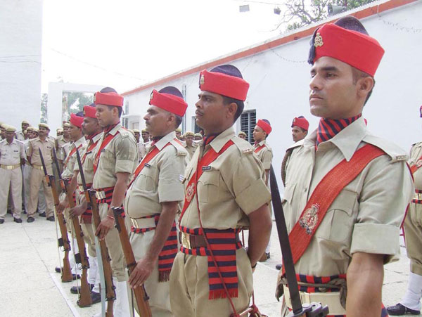 Varanasi View: DIG DK Thakur hoists tricolour at Varanasi Police Lines