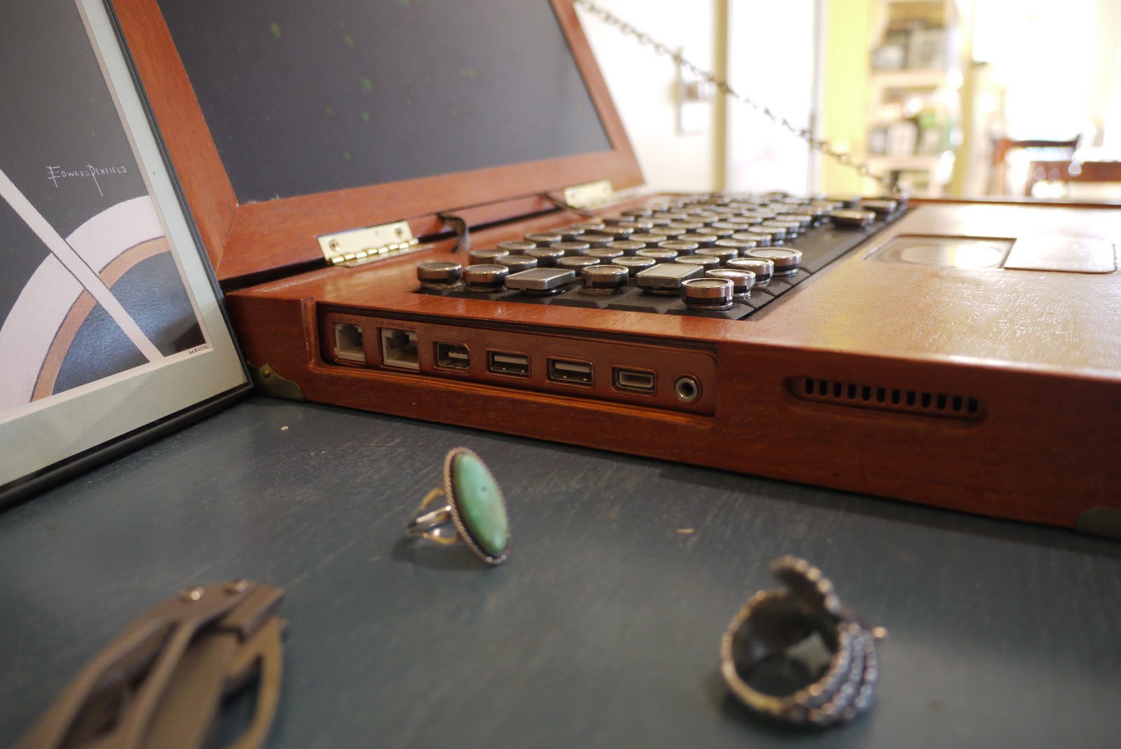 Things made of other things!: Finally some proper pictures of the laptop.