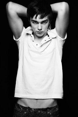 Beyond the Twilight Saga: NICHOLAS HOULT: KRISTEN YA ES UNA ESTRELLA