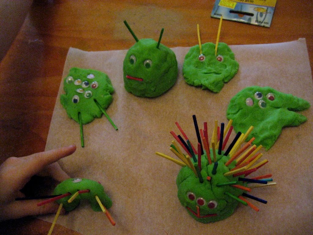 { This girl loves to talk }: Playdough Aliens