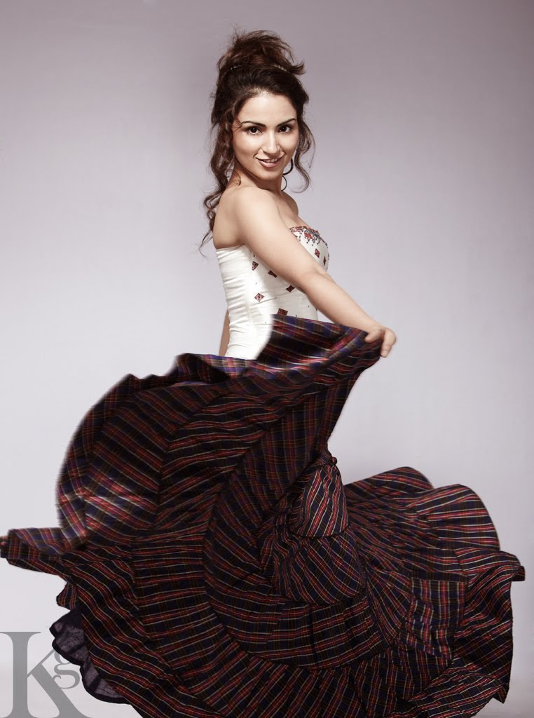 WELCOME: Sapan Saran Hot Navel and Thigh Show