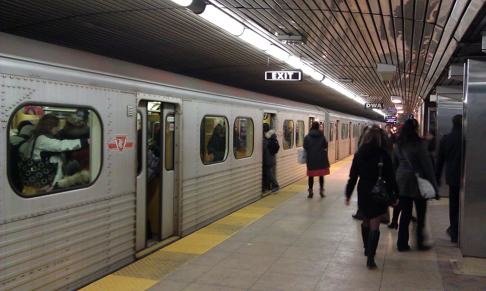 Buck Tracks: TTC - Dundas Station - Yellow Line - Yonge Subway