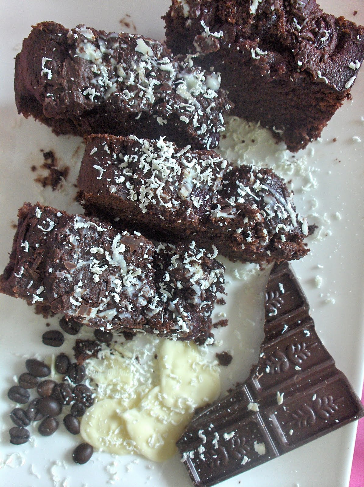 Royal Coconut: keik σοκολατένιο με κερασια