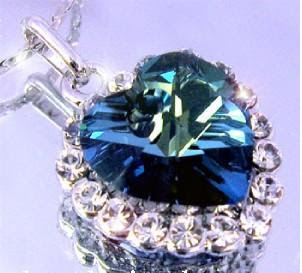 Jewels of the Nile: Pandantiv inima oceanului Pret 130 lei