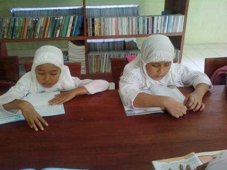 SD NEGERI BLANG BINTANG: Para Murid Membaca Buku di Perpustakaan