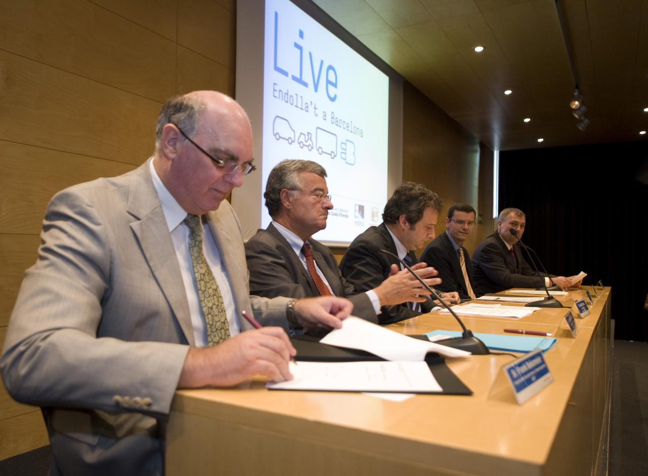 Revista Coche: Seat dona a la Generalitat y a Barcelona cinco vehículos ...