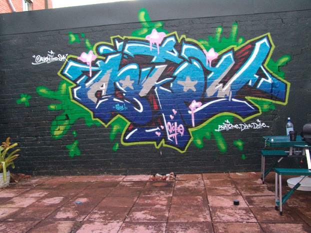 Graffti Blog Pictures: Graffiti Tagging in the Wall with Triple Fonts Color