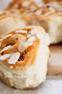 dailydelicious: Apricot & almond Chelsea buns: Soft and sweet for ...