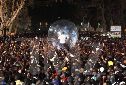 A Picture of Akon Crowd-Surfing Inside a Beach Ball | Big Show in the ...