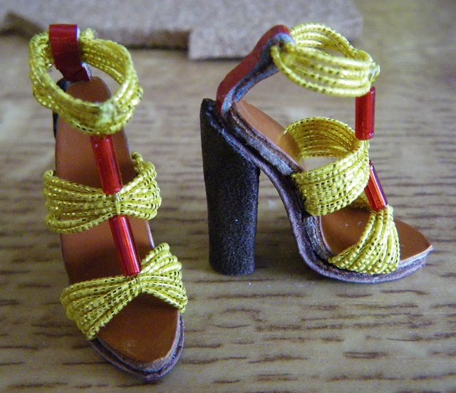 Fashion Doll Shoes: A lot of rubber bands
