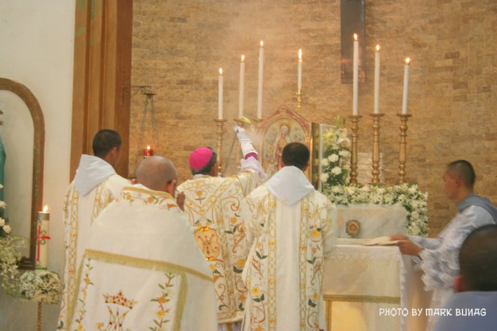 RORATE CÆLI: First Solemn Pontifical Mass by a ruling Filipino bishop ...