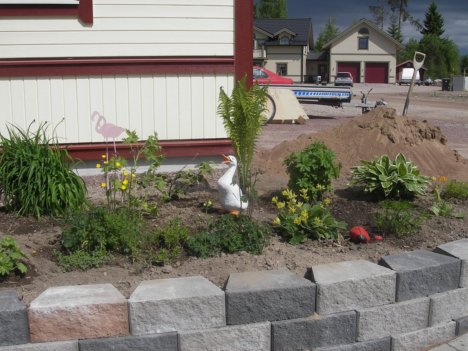 Skvattramsvägen 25: Blomrabatt