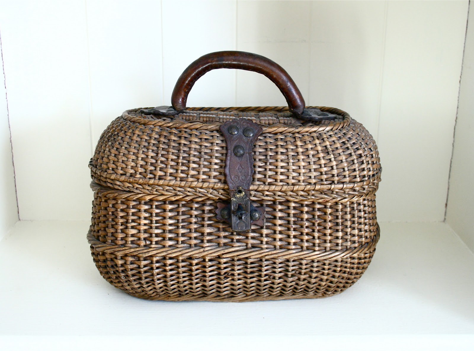 Antiqueaholics: WHAT MAKES THESE WOVEN BASKET STYLE HANDBAGS SO BEAUTIFUL?